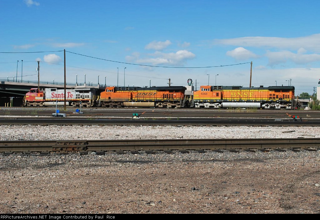 BNSF 692/7475/4068 Moving Into The Yard For Fuel